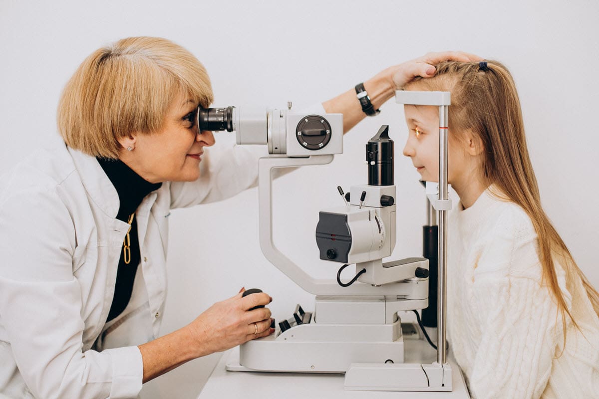 Ophthalmologists - Education, Expertise, When to See One and More ...